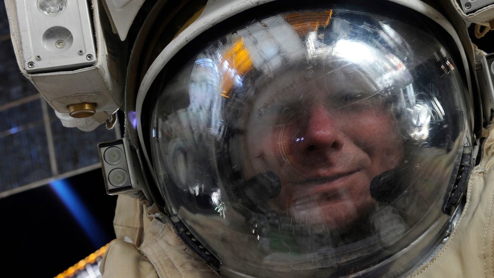 Space Walk Iss Expedition 10