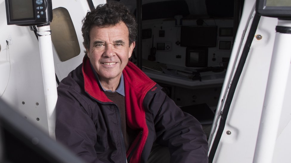 Sailor Tony Bullimore rescued from his capsized boat - BBC News