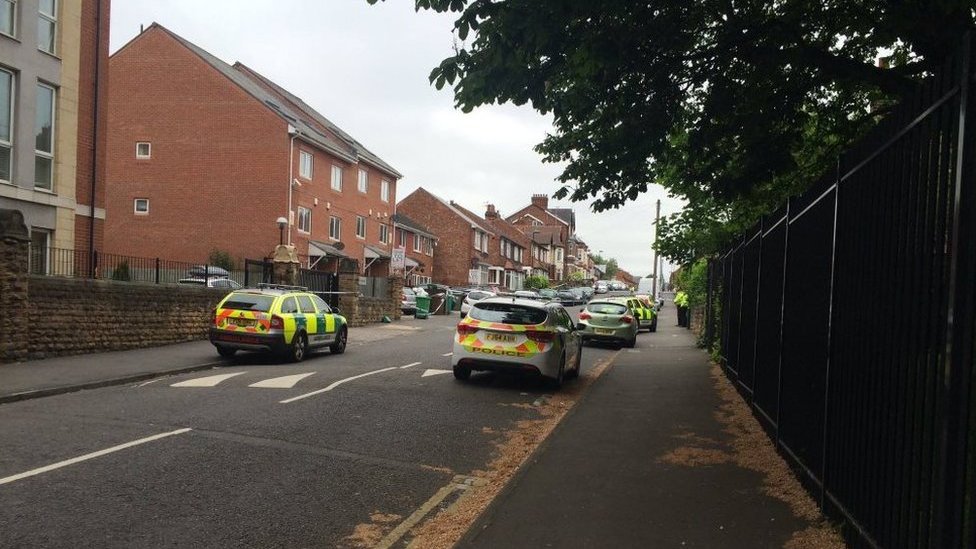 'Pole-wielding gang' stab man to death in Nottingham - BBC News
