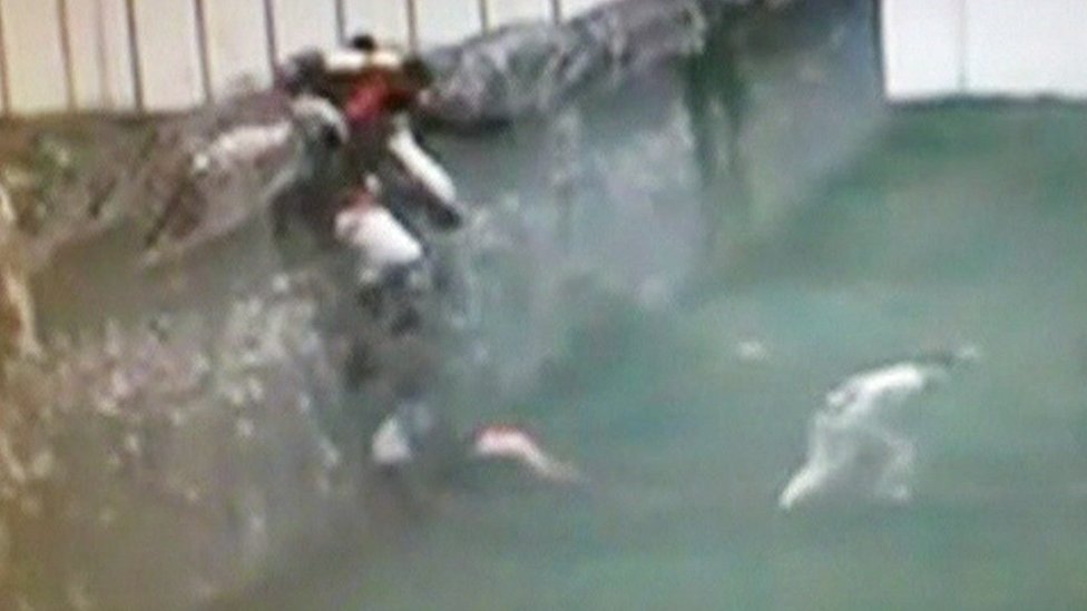 Footage shows Brazil prison escape after explosion - BBC News