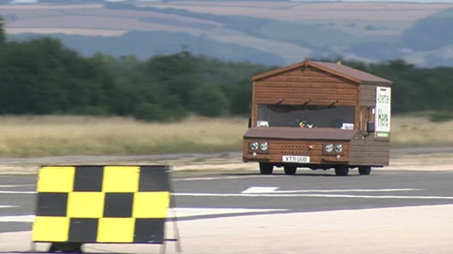 Gardener's shed completes world record attempt - BBC Newsround