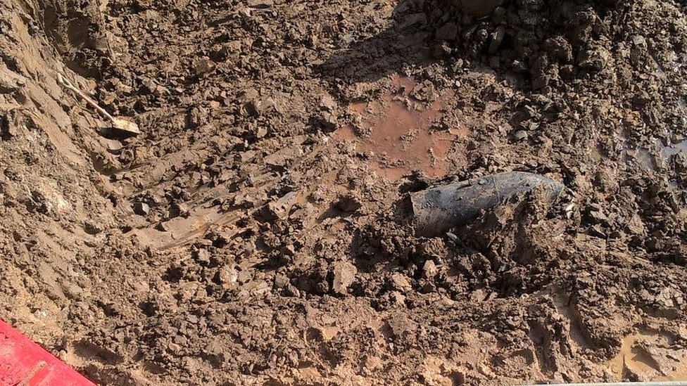 WW2 bomb found on Brondesbury Park building site - BBC News