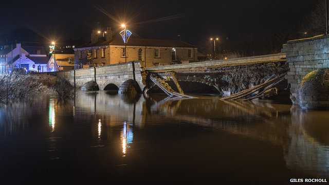UK floods: Moment Tadcaster bridge collapsed - BBC News