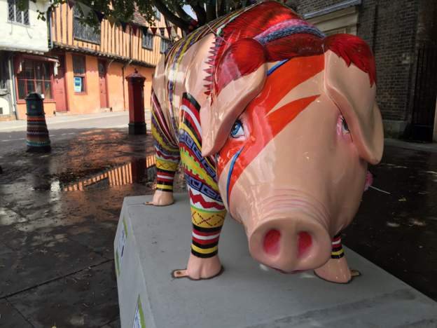 Ed Sheeran pig statue sells for £6,200 - BBC News