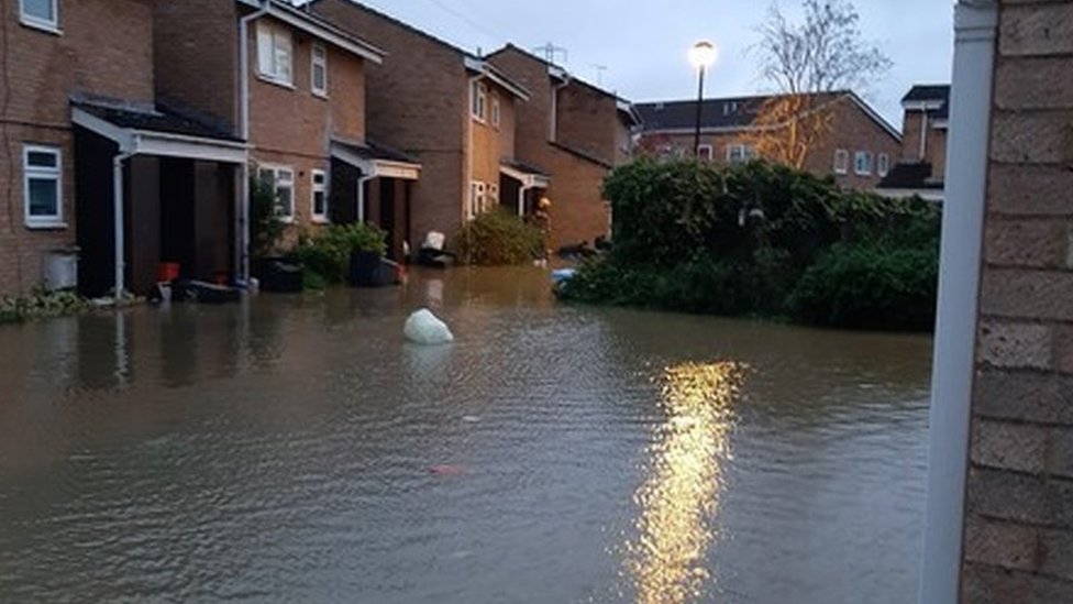Swindon flood: Homes evacuated after main pipe bursts - BBC News