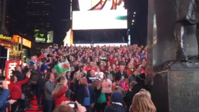 Pupils' Welsh national anthem flash mob in New York - BBC News