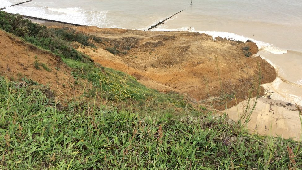 Norfolk cliff collapse: Warning to walkers at Sidestrand - BBC News