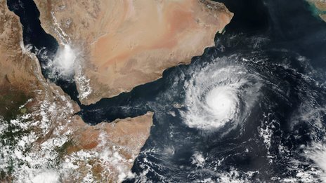 Cyclone Megh batters Yemeni island of Socotra - BBC News