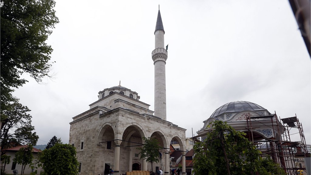 Rebuilt Bosnian Balkans war mosque opens - BBC News