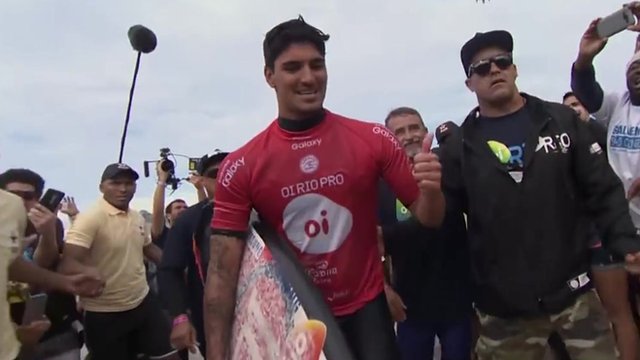 Hurricane Epsilon: Surfers tackle 20ft waves in Cornwall - BBC News