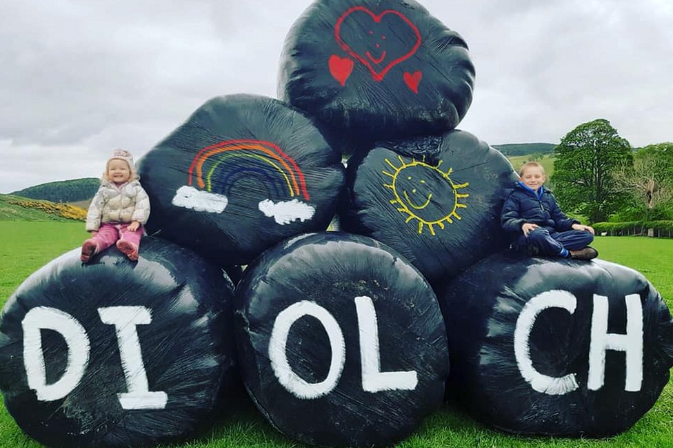 'Diolch!' Oriel o'ch arwyddion chi - BBC Cymru Fyw