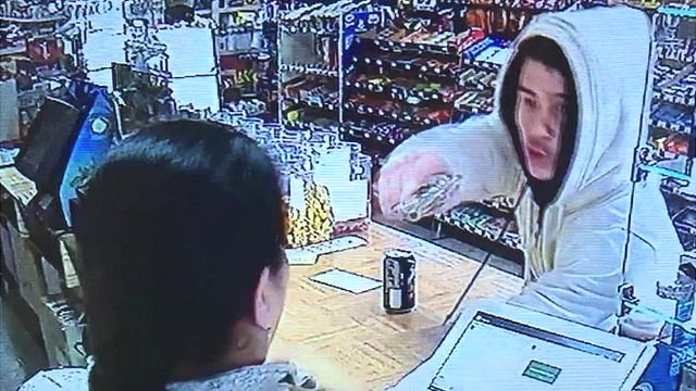 Cashier wrestles with armed robber in US - BBC News