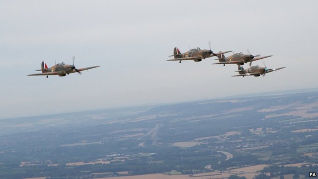WW2 aircraft in Battle of Britain flypast - BBC News