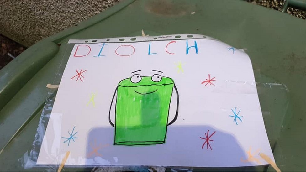 'Diolch!' Oriel o'ch arwyddion chi - BBC Cymru Fyw