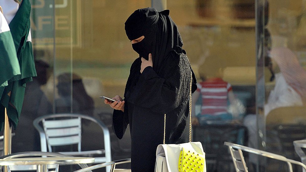 Saudis investigate Twitter baby abuse video case - BBC News