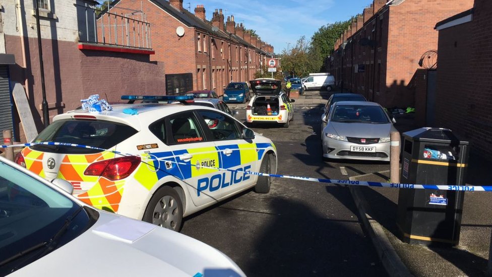 Arrests as policeman seriously hurt in Doncaster attack - BBC News