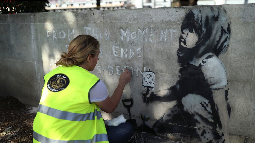 Suspected Banksy on Marble Arch wall put in protective casing - BBC News
