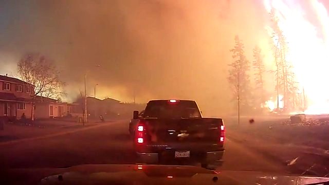 Canada wildfire: Footage shows entire street razed to ground - BBC News
