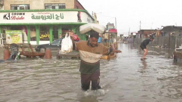 Baghdad flooding: Wading through sewage - BBC News