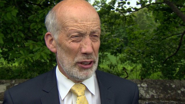 David Ford praises officer who thwarted Eglinton bomb - BBC News