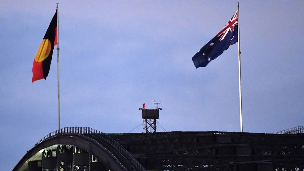 Aboriginal flag to permanently fly on Sydney Harbour Bridge - CBBC ...