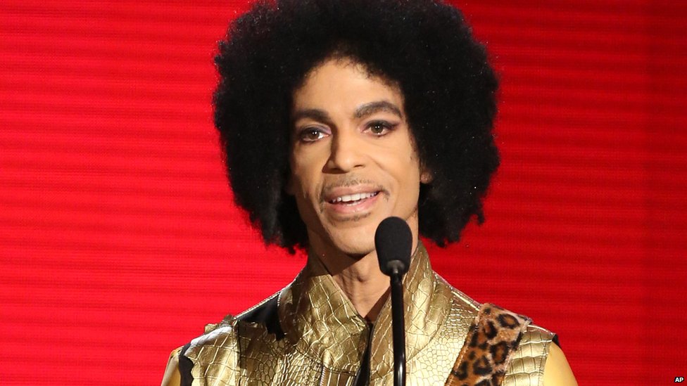 US radio station organises mass Prince tribute - BBC News