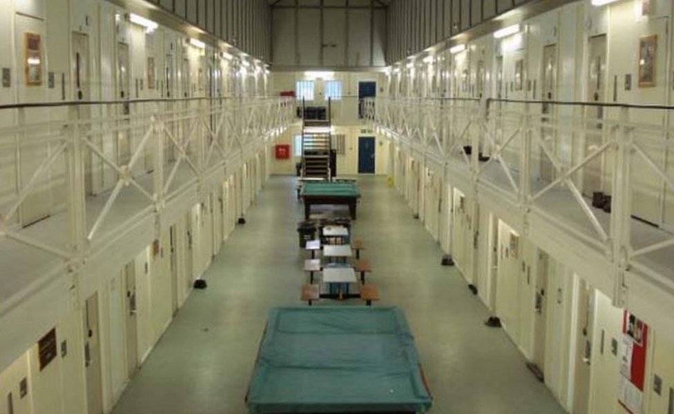 HMP Humber: Photocopied post 'reduces prisoner drug use' - BBC News