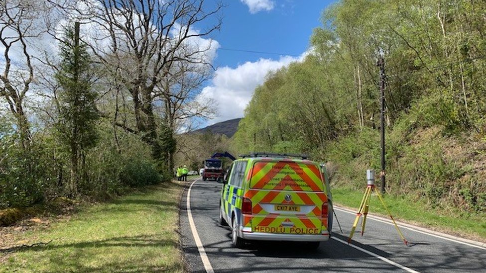 Gyrrwr tacsi'n marw mewn gwrthdrawiad ger Dolgellau - BBC Cymru Fyw