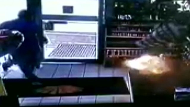 Bus vaper's e-cigarette explodes - BBC News