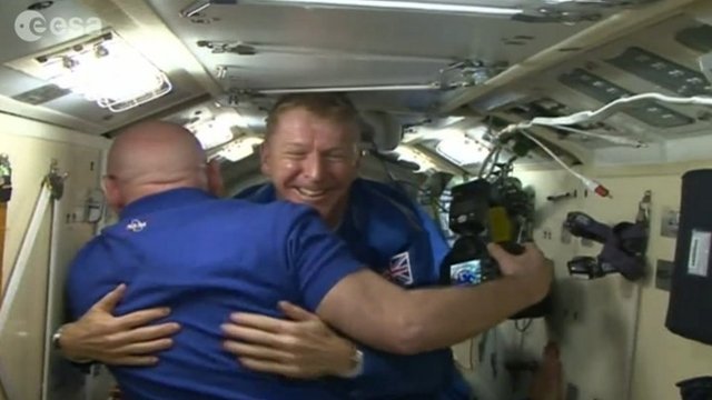 Highlights of Tim Peake's historic journey to space station - BBC News