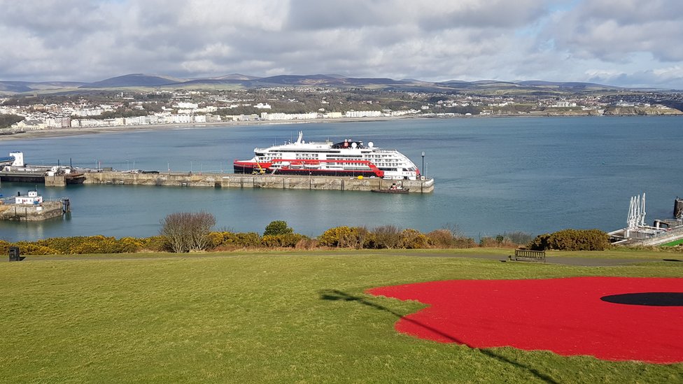 Cruise ship holiday makers tackle Manx beach litter - BBC News