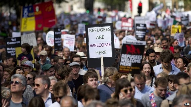Migrant crisis: Thousands rally for refugees in London - BBC News