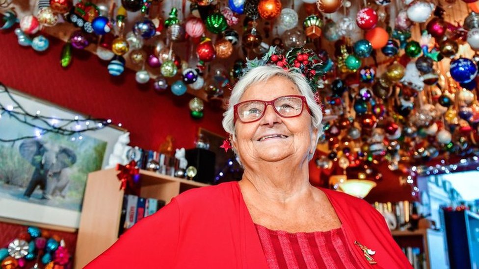 Christmas: Meet the grandma with the world's largest bauble collection ...