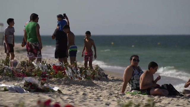 Tunisia attack: Minute silence held on Sousse beach - BBC News