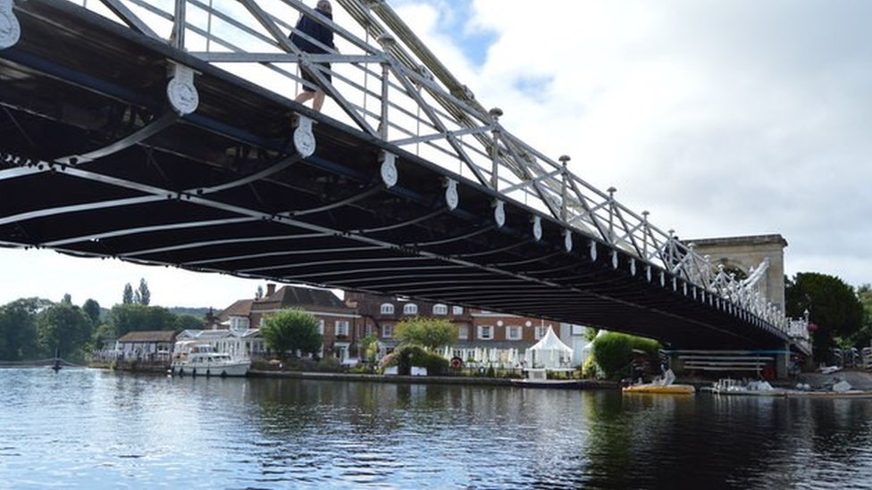 Lights plan for historic Marlow bridge - BBC News