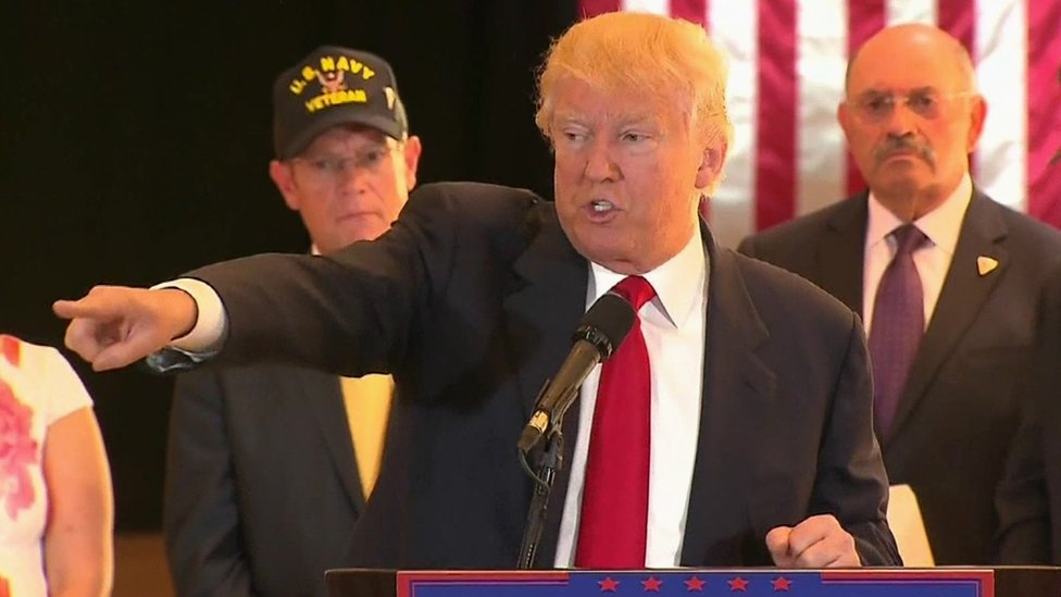 'Are you talking to me?' - Trump and reporter clash over Ukraine - BBC News