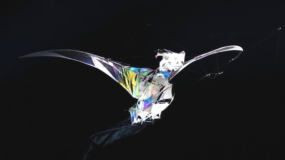 The Hatchling: Giant dragon puppet flies over Plymouth - CBBC Newsround