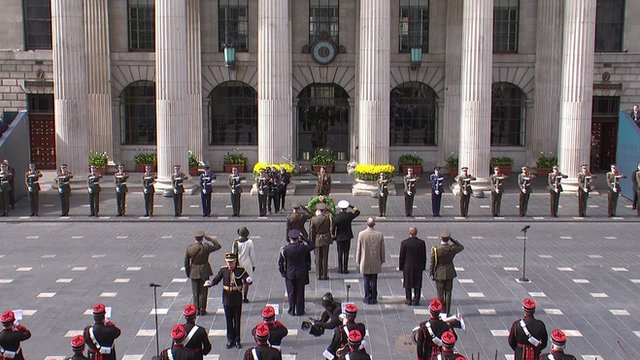 Easter Rising: Hundreds of thousands attend Dublin parade - BBC News