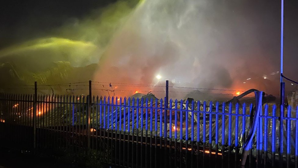 Birmingham fire: Crews still at Tyseley plastics factory blaze - BBC News