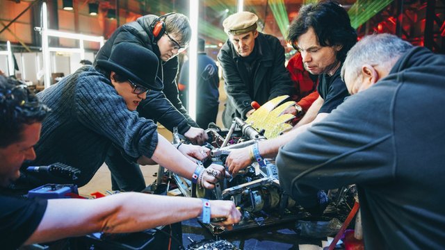 Giant robots fight it out in epic battle - BBC Newsround