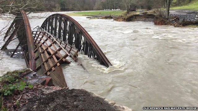Heavy rain causes further flooding in Cumbria - BBC News