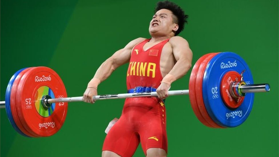 Enorme Levantador De Peso Anatoly, El Youtuber Con Personajes Que