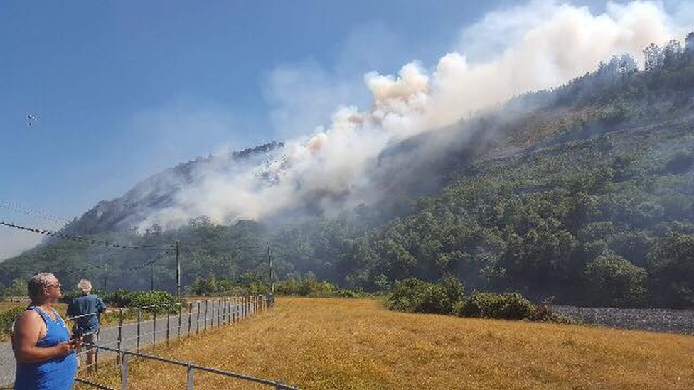 Fire near Aberystwyth continues to burn amid heatwave - BBC News