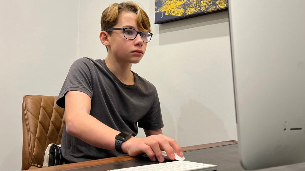 BBC Young Reporter: Sleep and the 'blue light monster' - CBBC Newsround