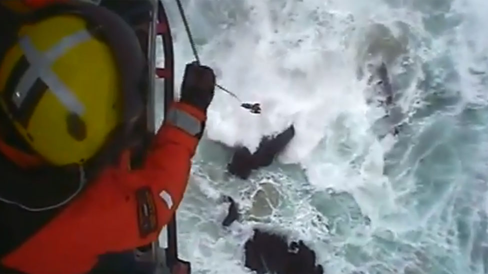 Surfer rescued from wave battered rocks at Mangersta - BBC News