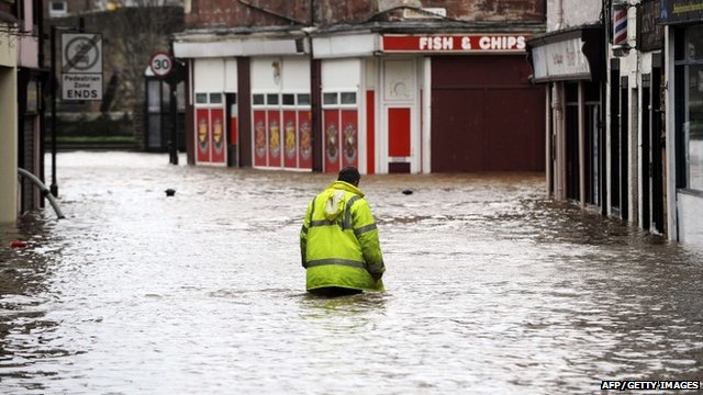 Homes evacuated as severe floods hit Scotland - BBC News