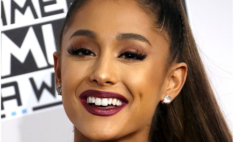 Ariana Grande Molesta