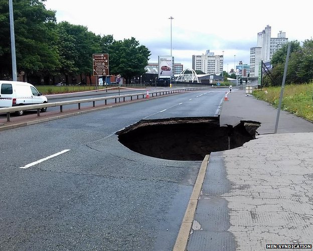 Mancunian Way collapse: Huge hole opens in road after rain - BBC News