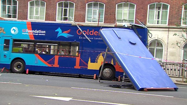 'Big bang' as London tour bus roof rips off - BBC News