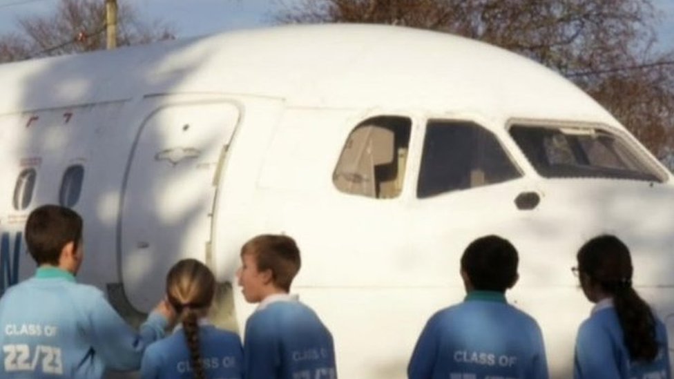 Primary school turns airplane into library - CBBC Newsround